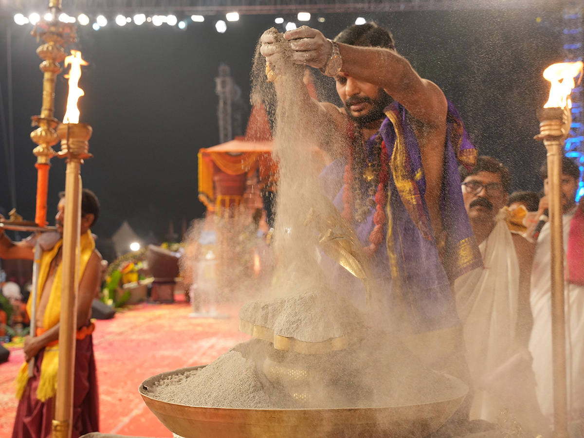 హైదరాబాద్ : ఎన్టీఆర్ స్టేడియంలో ఘనంగా కోటి దీపోత్సవం (ఫొటోలు) | Divine Celebrations At Koti ...